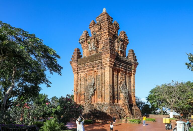 Tháp Nhạn hơn 800 tuổi và sự tích tiên nữ Thiên Y A Na - Saco Travel