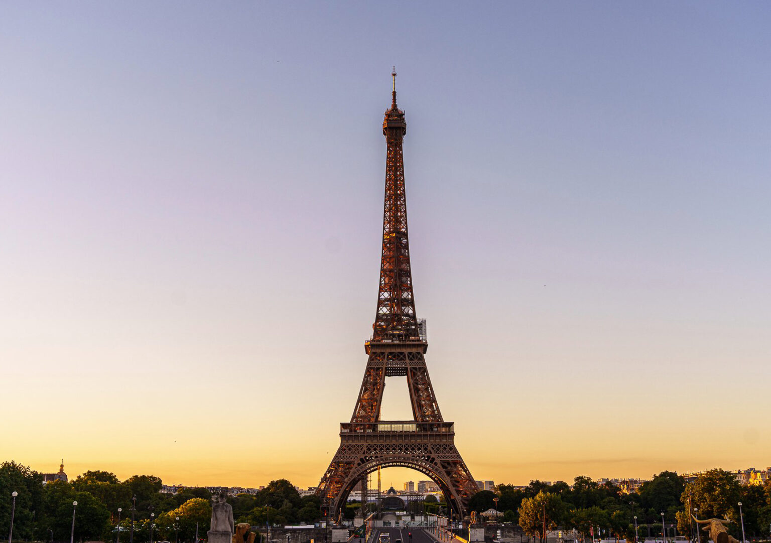 Tháp Eiffel - biểu tượng của kinh đô ánh sáng Pháp - Saco Travel