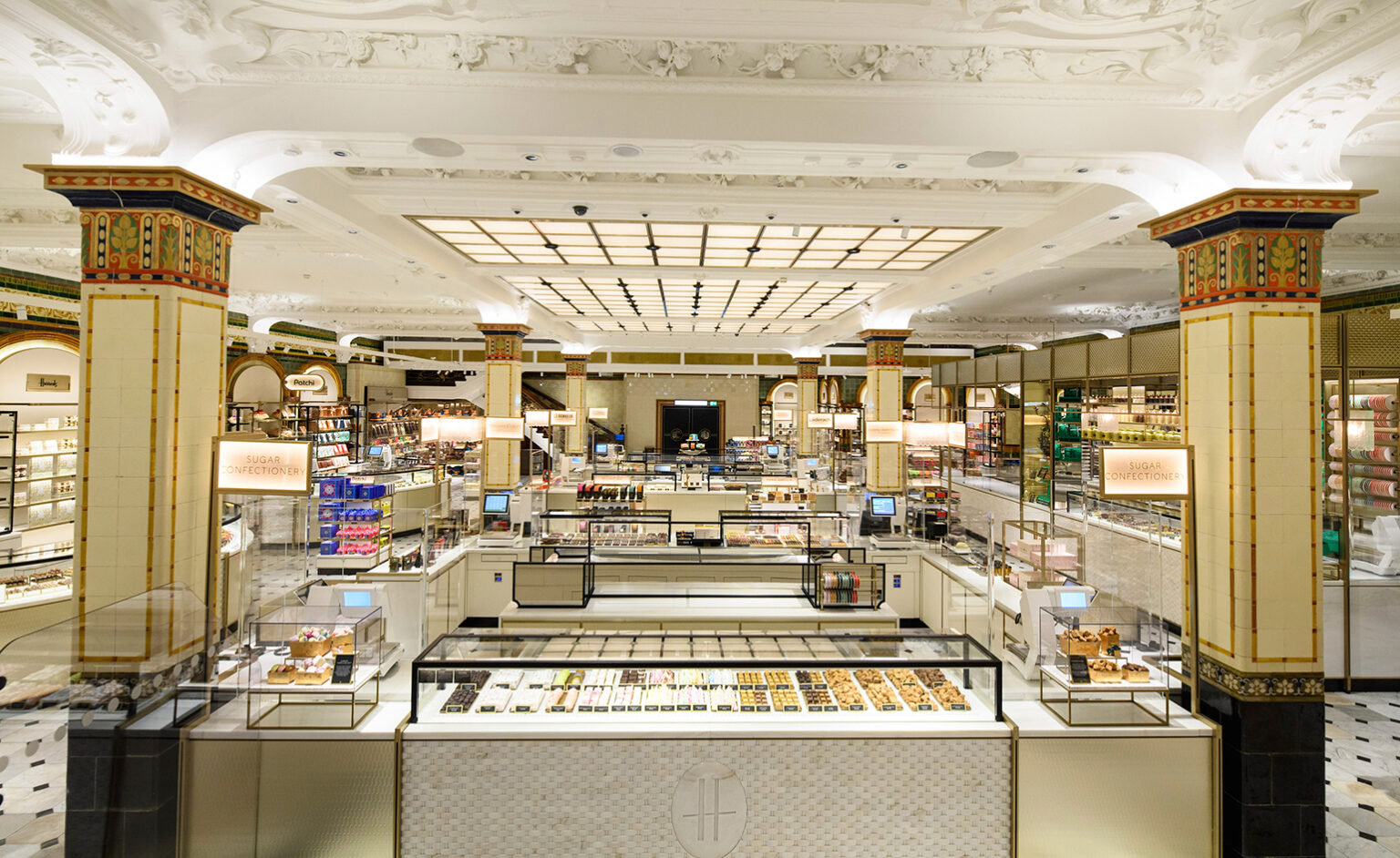 Harrods, Vương quốc Anh - thiên đường mua sắm của người giàu - Saco Travel